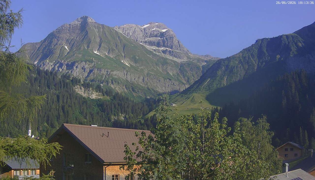 bergfex - Webcam Schröcken - Oberboden: Blick auf die Juppenspitze und ...