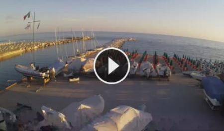 Webcam Marina di Massa, Blickrichtung Blick auf die Marina und den ...