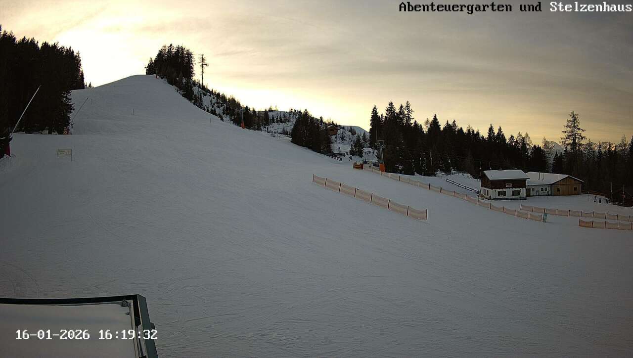 Webcam Mutterer Alm, Blickrichtung Abenteuergarten und Stelzenaus ...